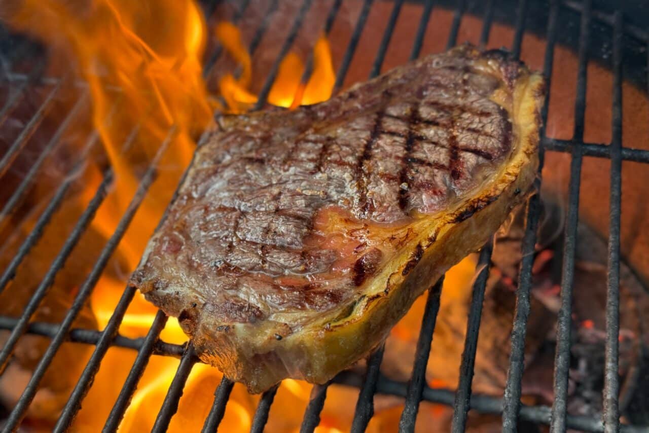 Big Green Egg - Incredible Barbecue Flavour - Meat Smoke Fire